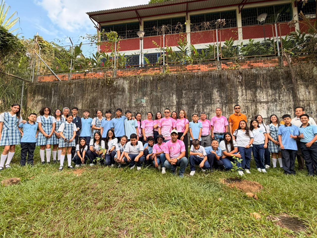 Alcaldía homenajeó el Día del ocobo con siembras en la ciudad - A La ...